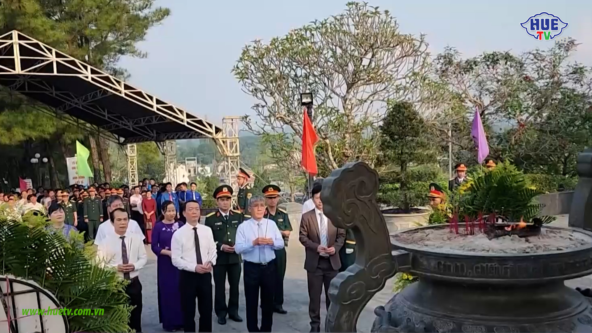 Quận Phú Xuân và Thuận Hóa dâng hương, dâng hoa nhân kỷ niệm 50 năm Ngày giải phóng miền Nam ...